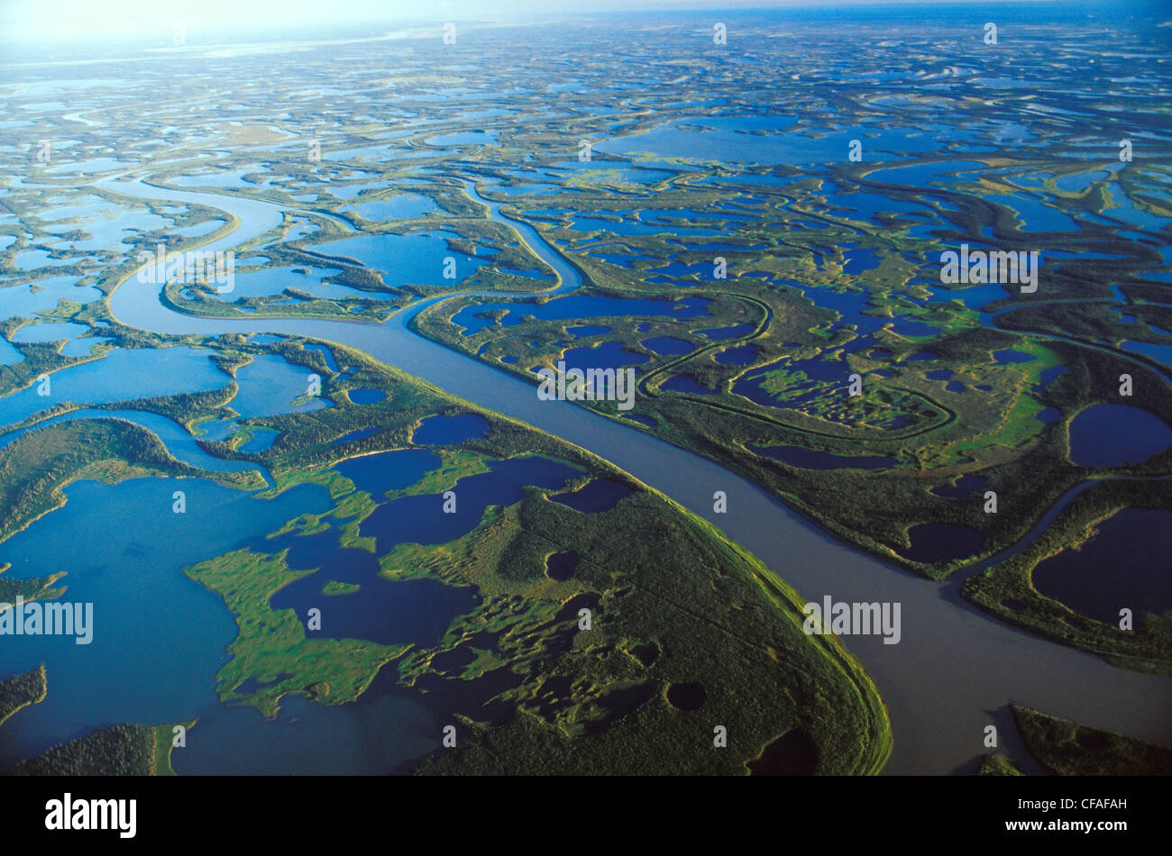 Il 50 chilometro-wide Mackenzie Delta alla foce del fiume Mackenzie ...
