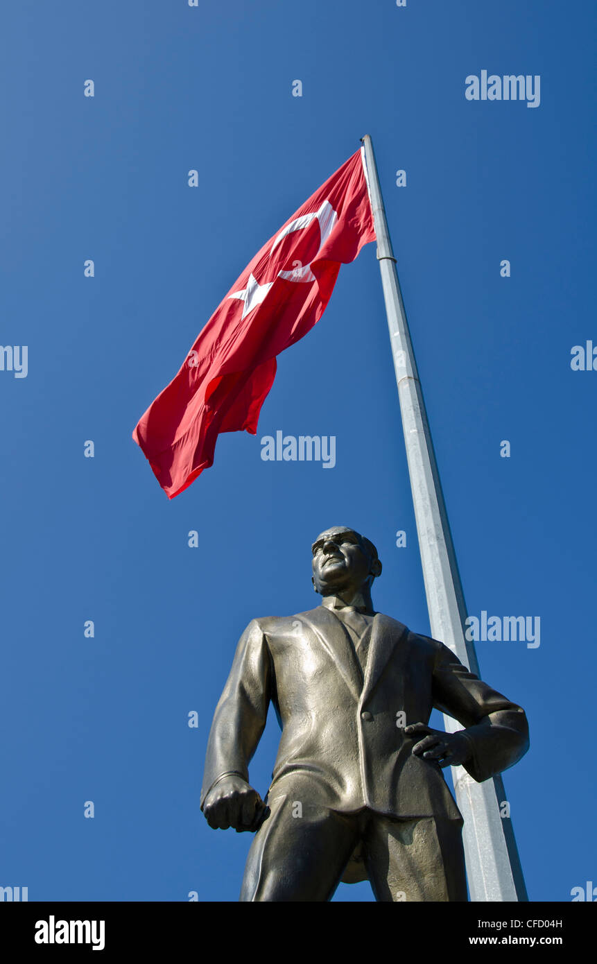 Bandiera turca e la statua commemorativa di Mustafa Kemal Atatürk ...