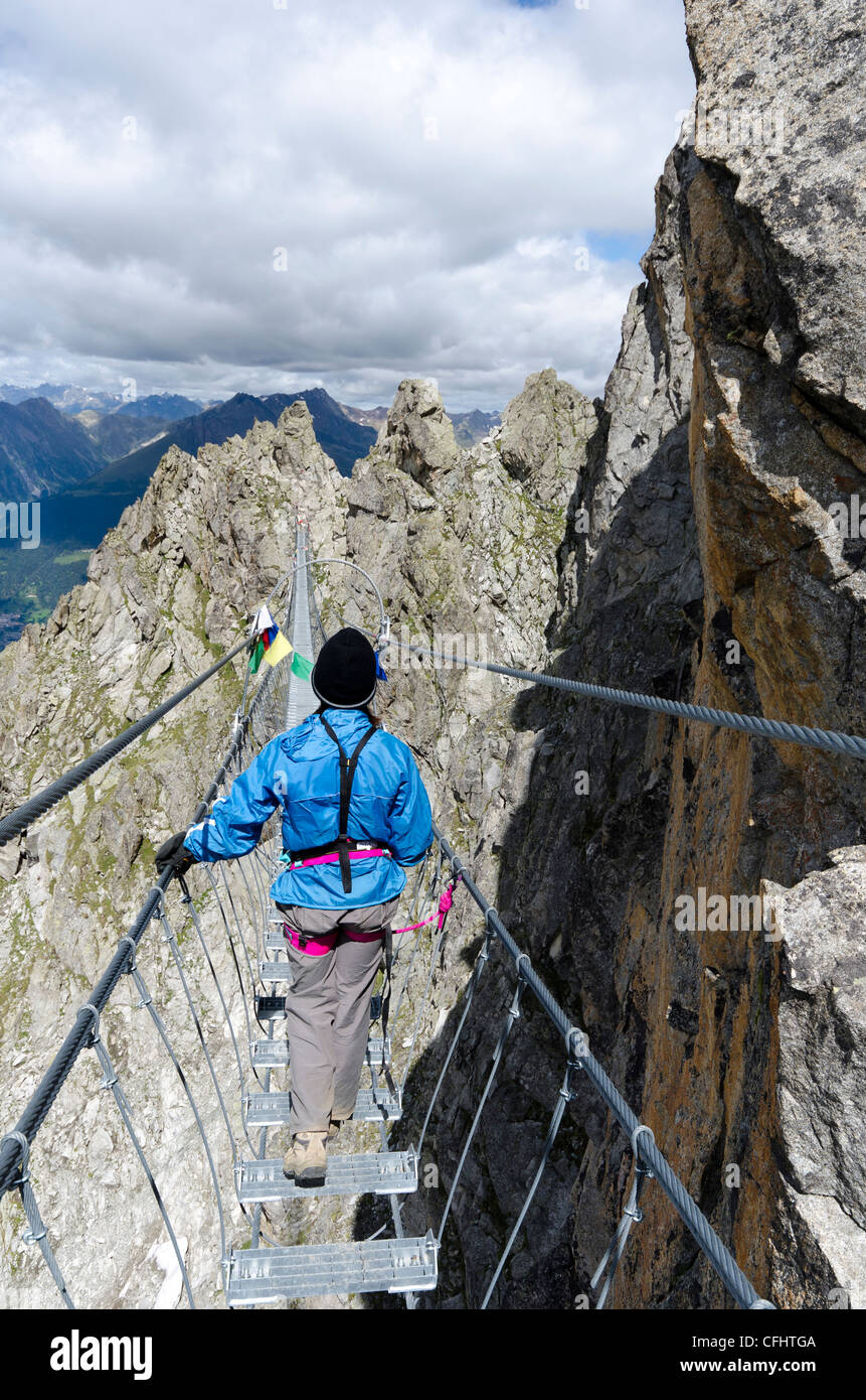 L'Italia, Alpi Retiche, Lagoscuro catena montuosa, ponte di corde la ...