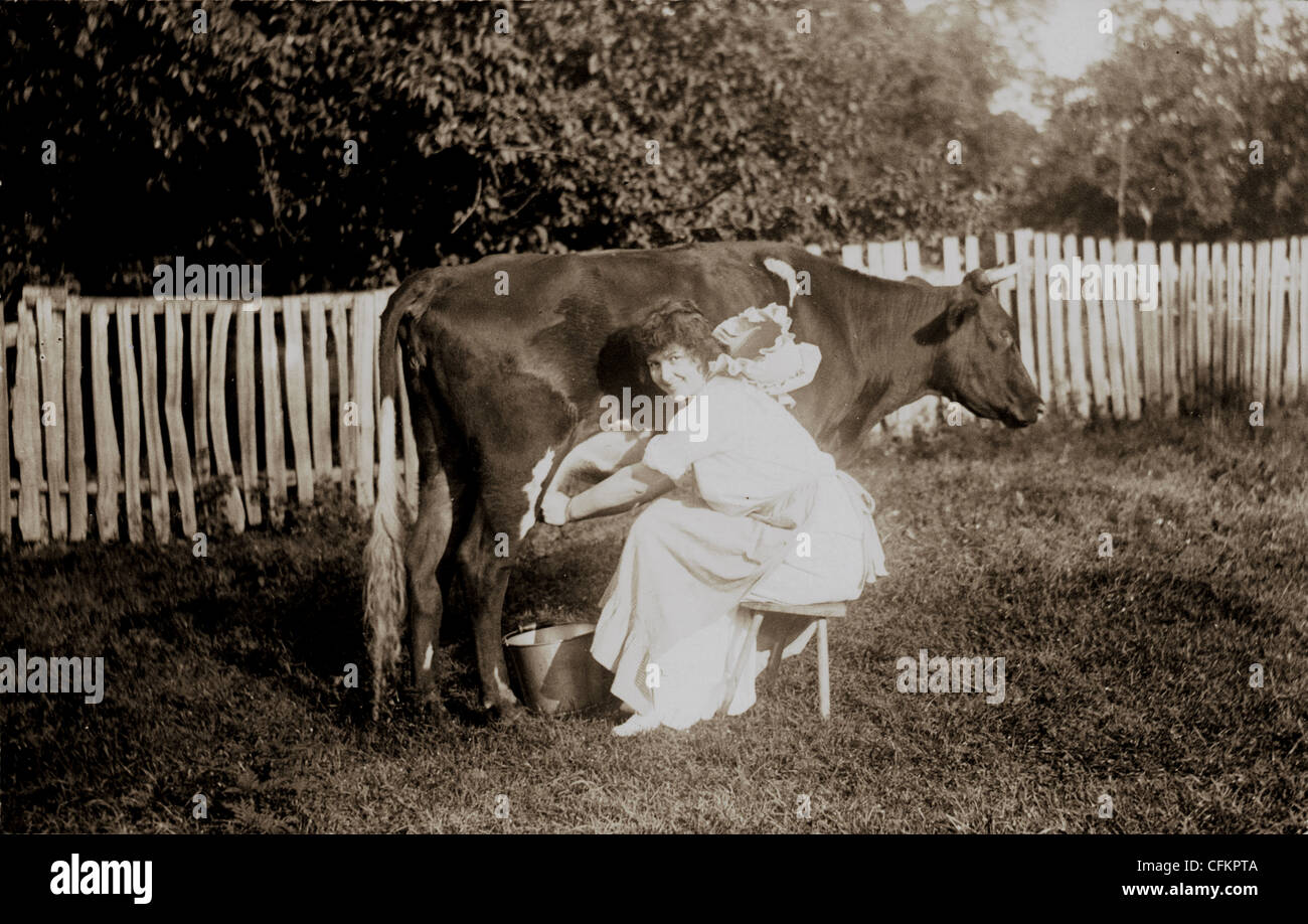 Milking the cow immagini e fotografie stock ad alta risoluzione - Alamy