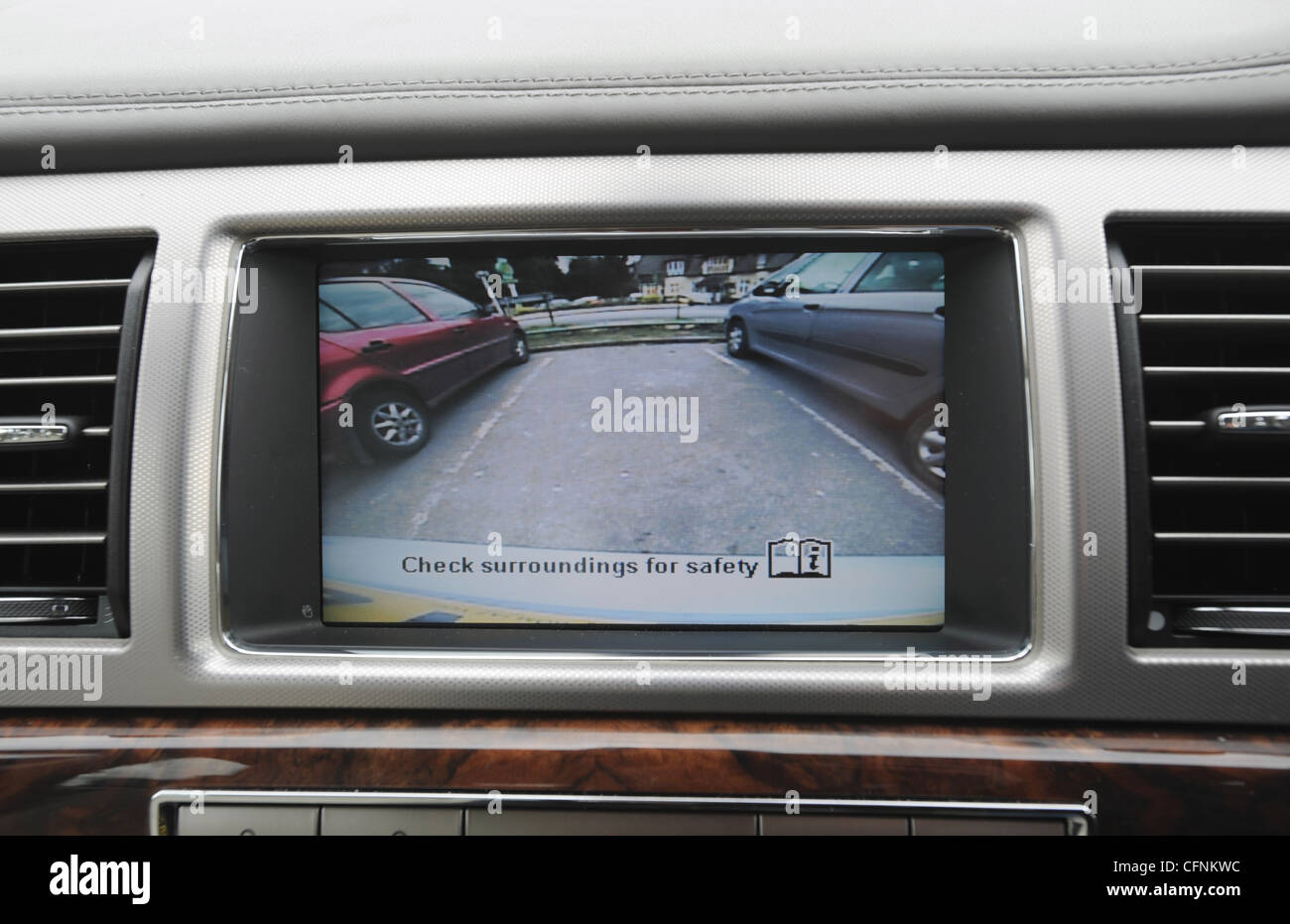 Telecamera retromarcia schermo nel cruscotto della Jaguar XF Foto stock ...
