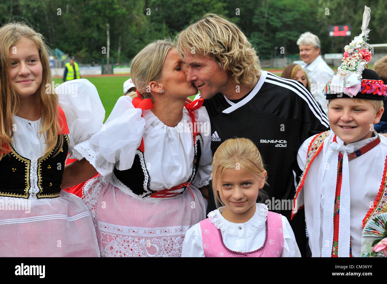Ceca ex giocatore di calcio Pavel Nedved (secondo da destra) riceve una ...