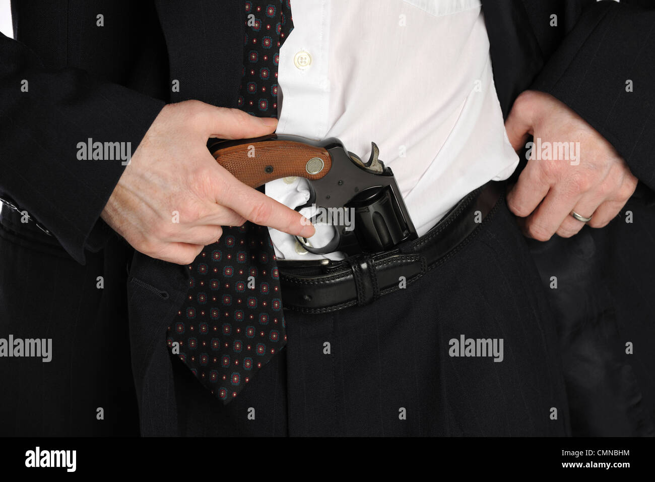 Man reaching gun immagini e fotografie stock ad alta risoluzione - Alamy