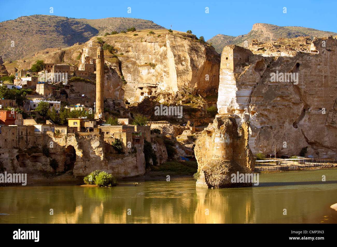Antica città di Hasankeyf e il vecchio ponte di pontili sul fiume Tigri ... Antica città di Hasankeyf e il vecchio ponte di pontili sul fiume Tigri ...
