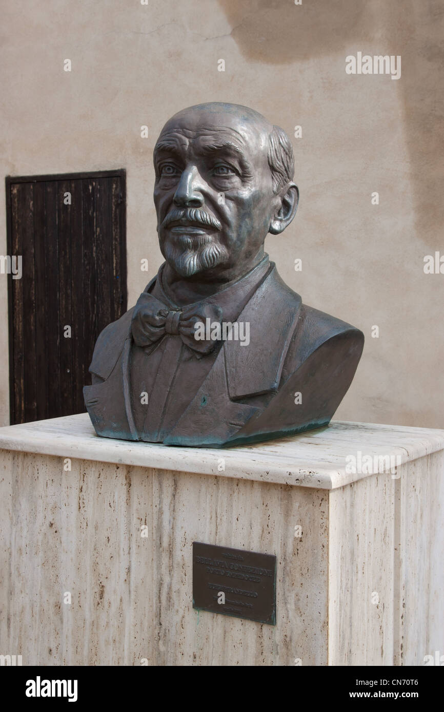 Faccia la statua di Luigi Pirandello Foto stock - Alamy