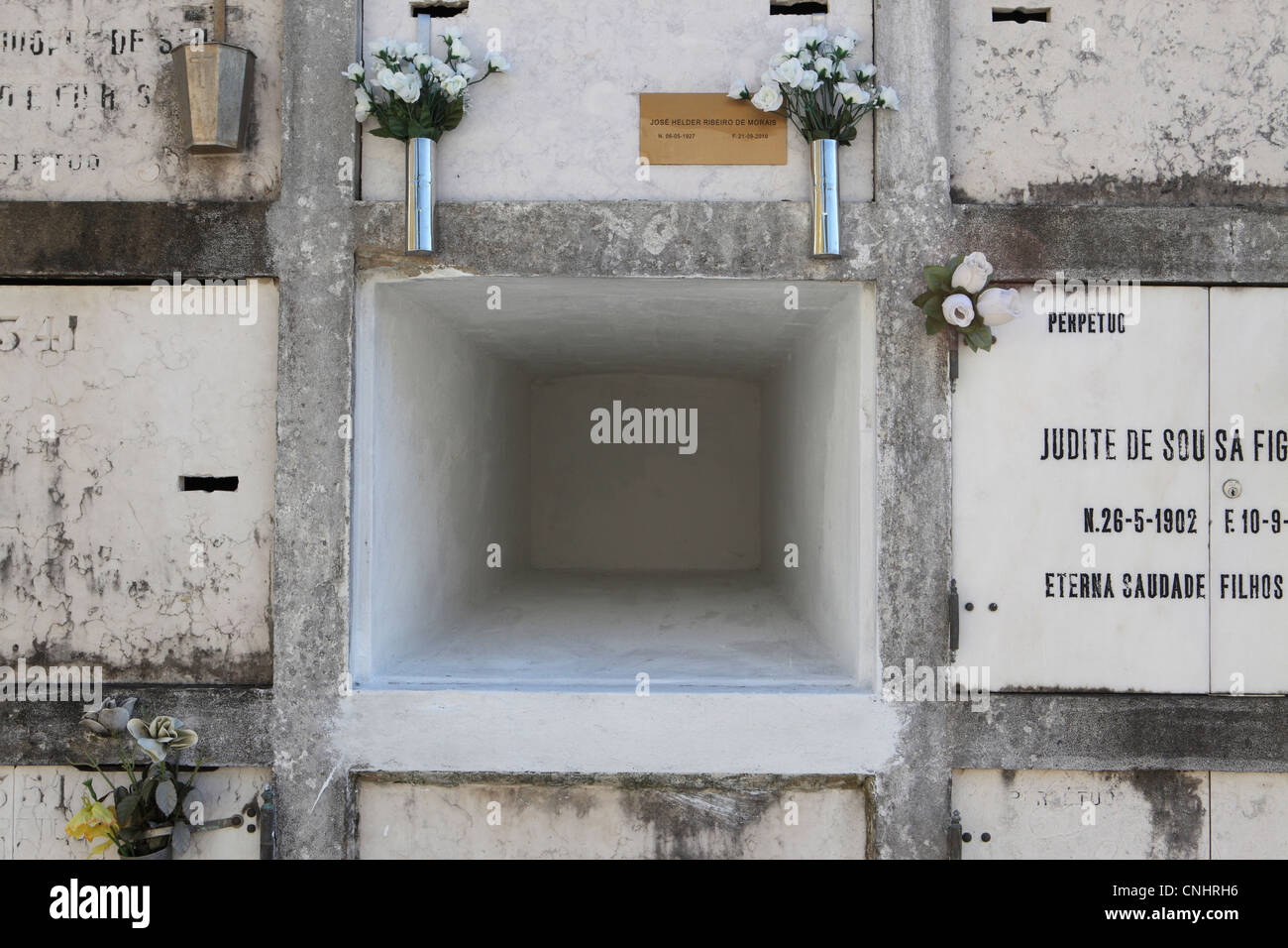 Svuotare loculo nella parete a Lisbona cimitero principale, Lisbona ...