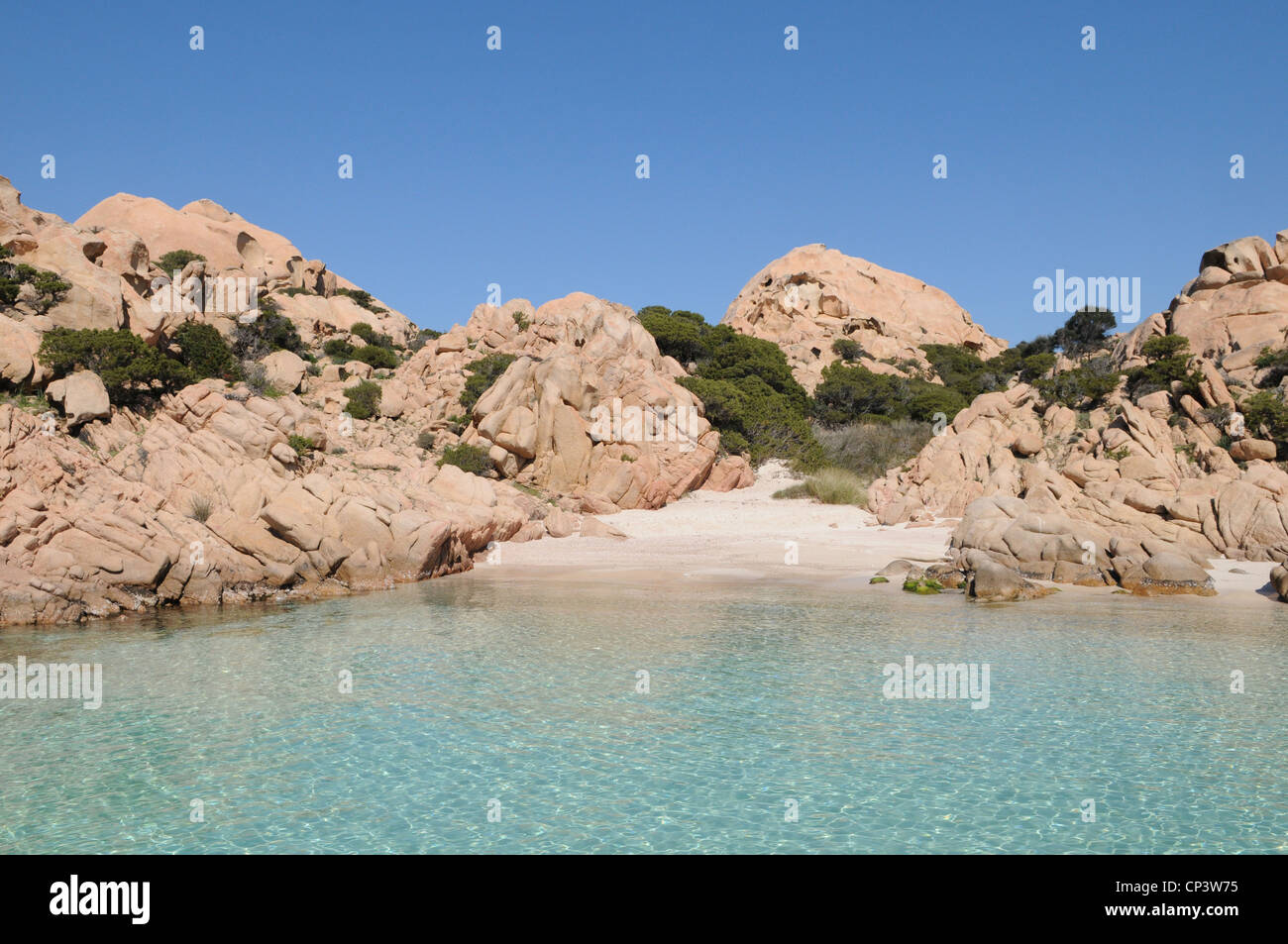 Una bellissima vista della famosa spiaggia di Cala Coticcio e Tahiti ...