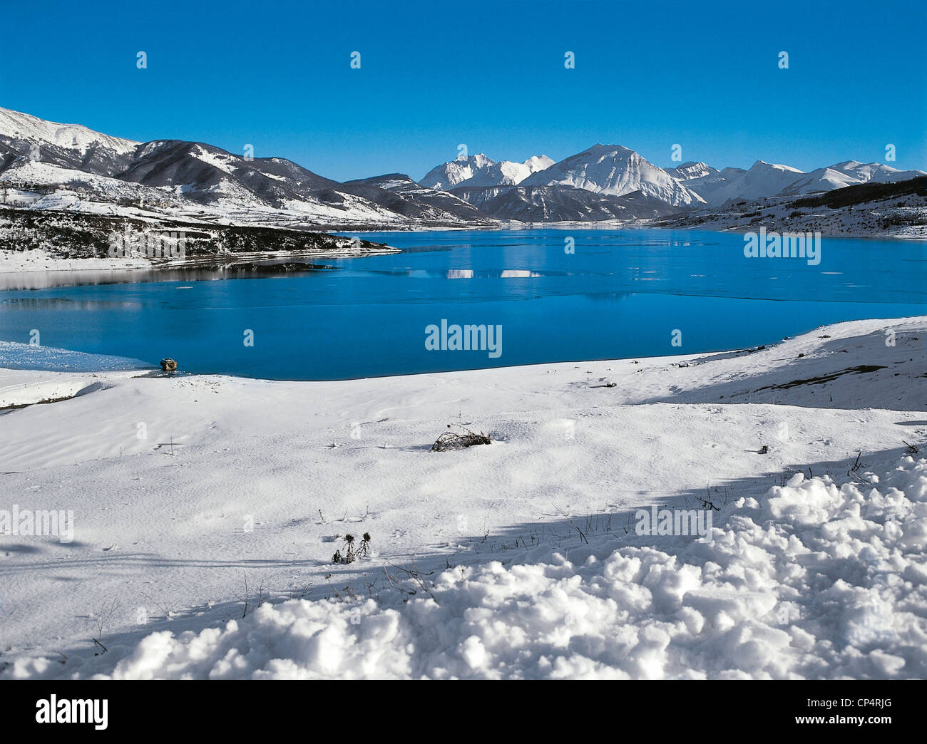 Abruzzo inverno Lago di Campotosto Foto stock - Alamy