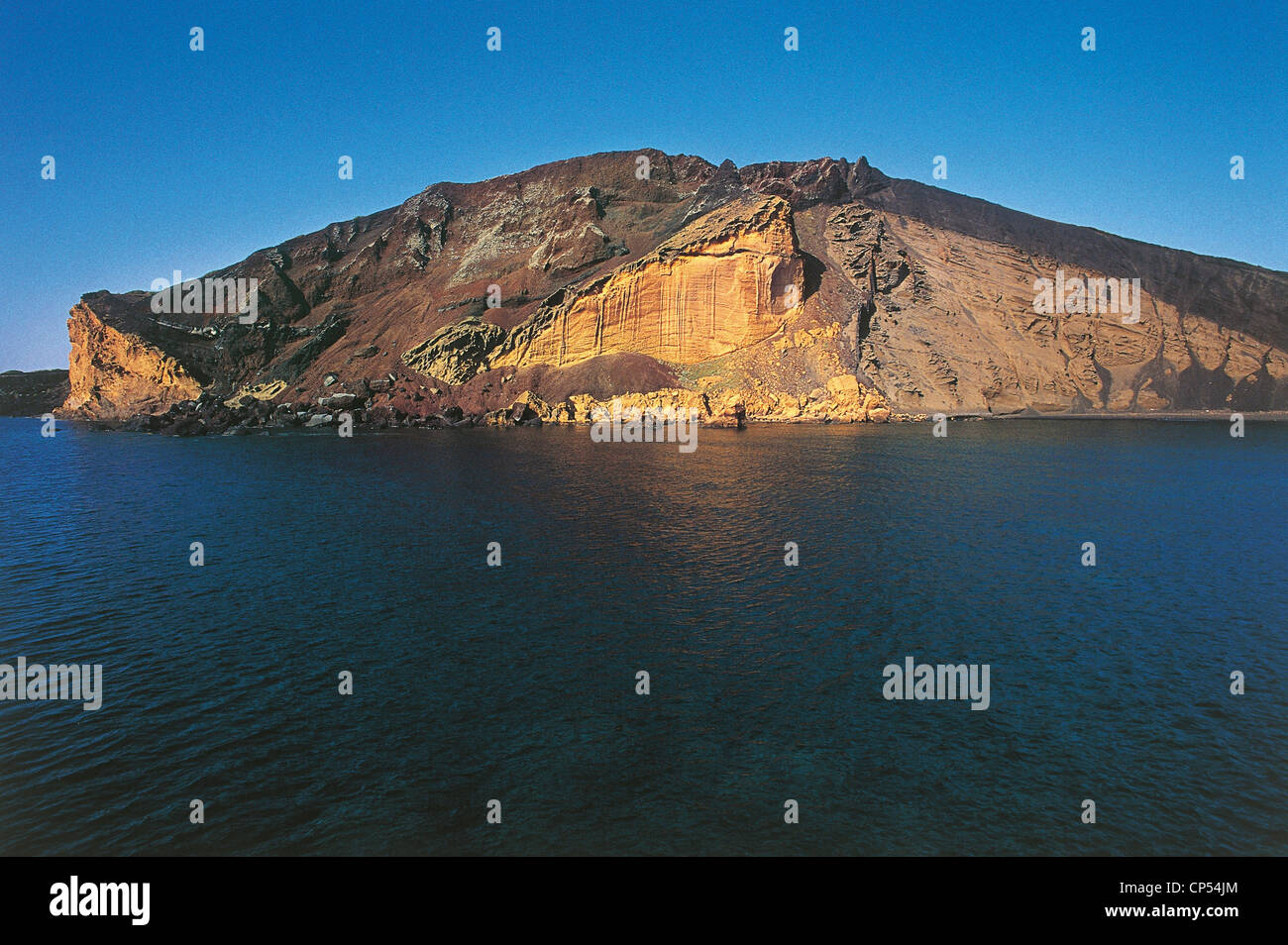 Sicilia - Isole Pelagie - Linosa Isola, Monte Nero dal porto di Cala di ...