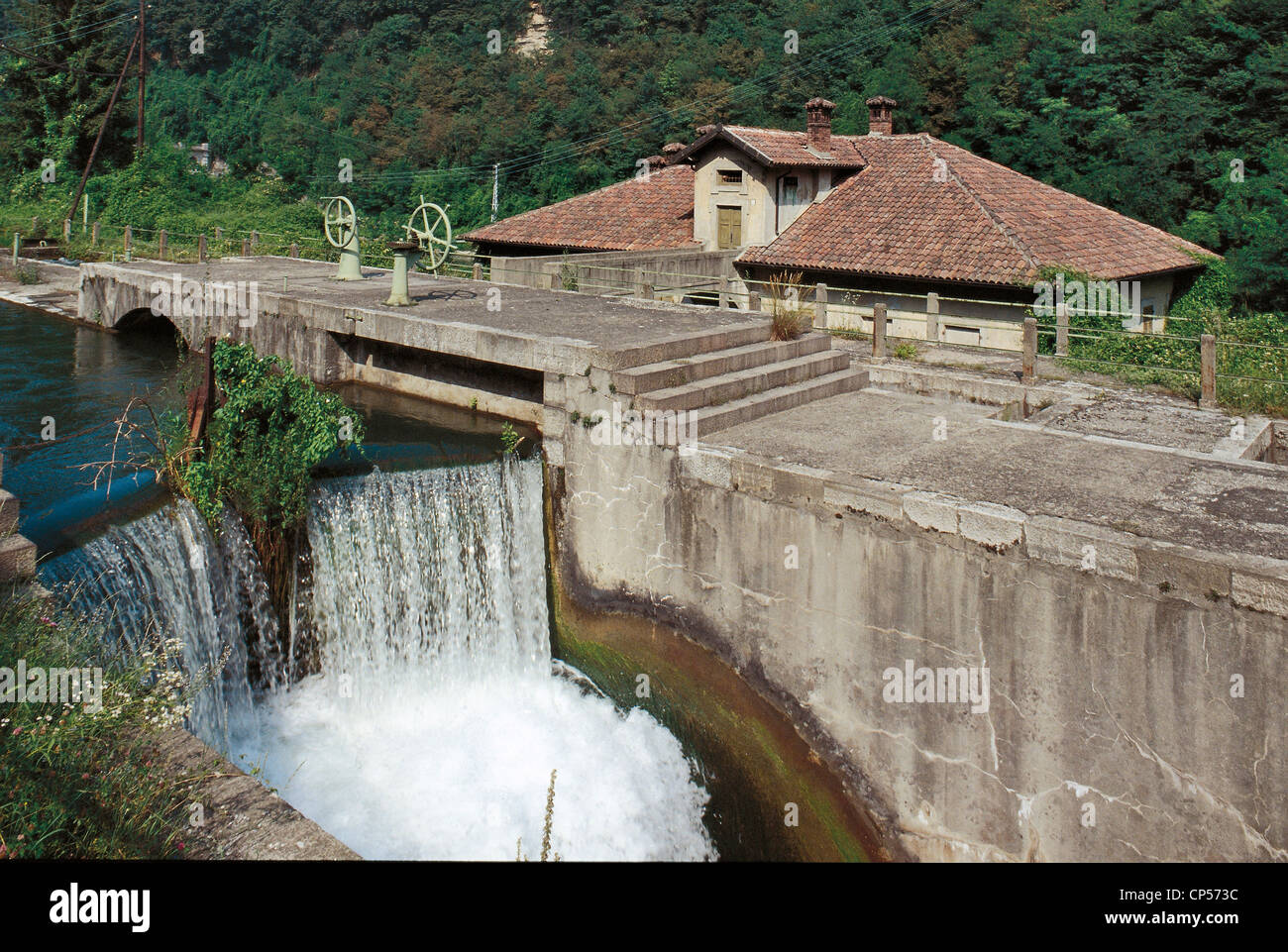 Lombardia, Paderno d'Adda. Diga e chiodi centrale Foto stock - Alamy