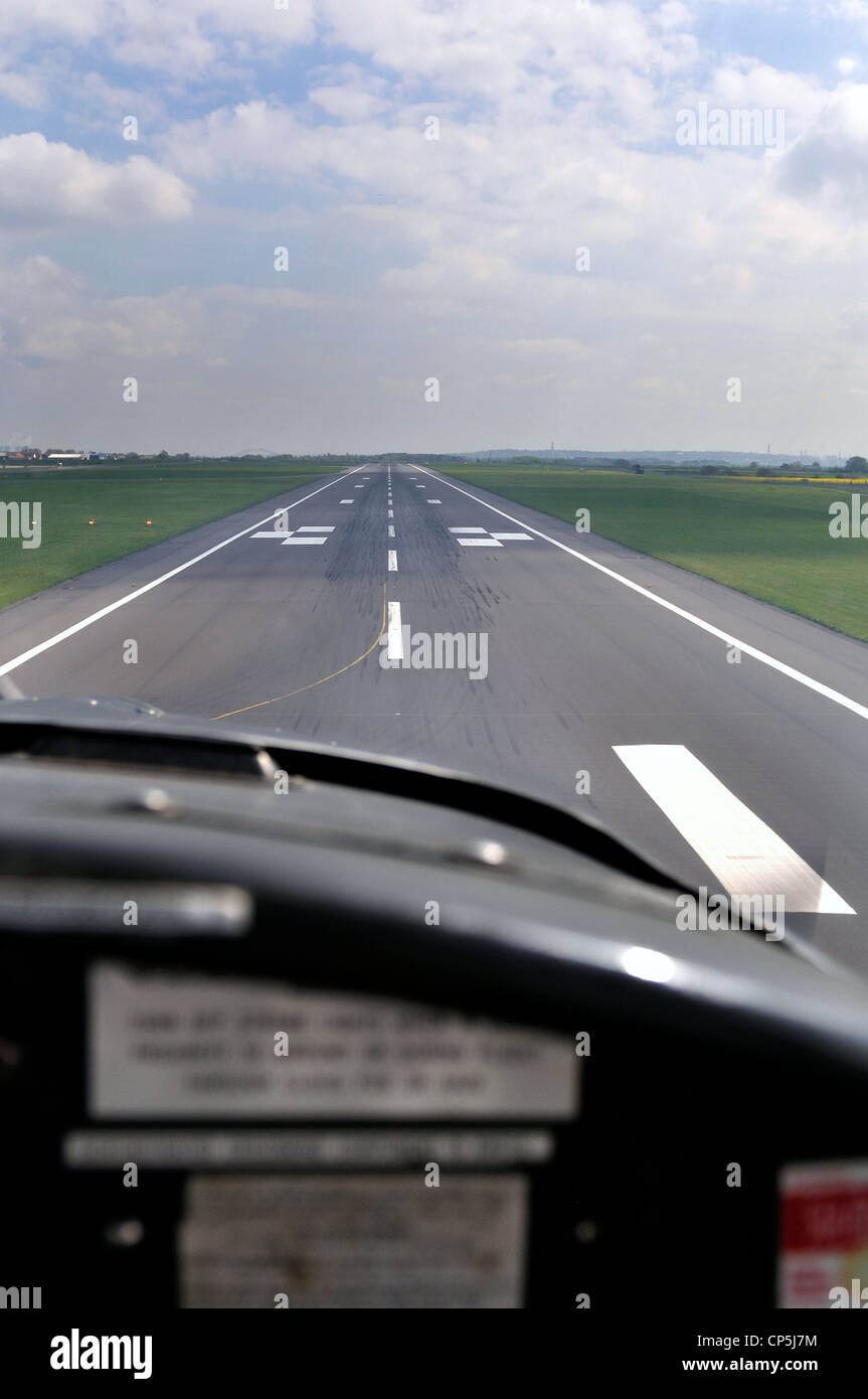 Aereo che atterra sulla pista immagini e fotografie stock ad alta ...