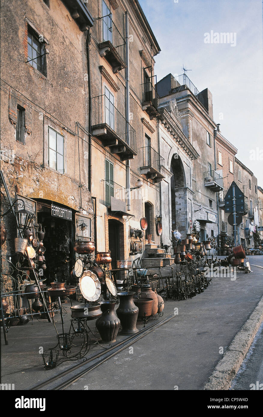 Abruzzo Guardiagrele artigianato rame e ferro Foto stock - Alamy
