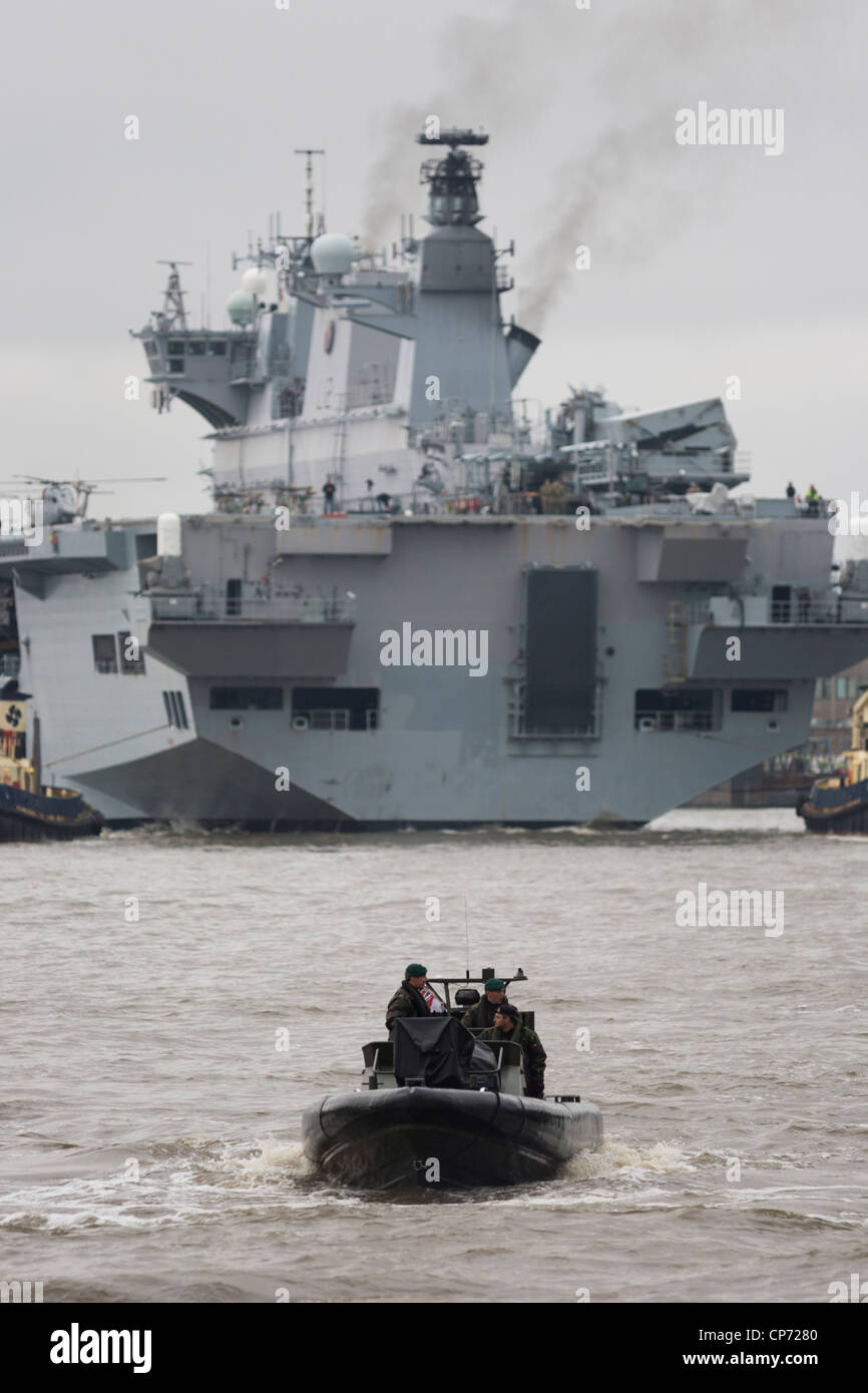 Royal Marines in uno scafo rigido barca gonfiabile (nervatura), che ...