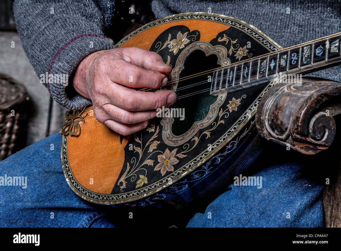 Greek bouzouki immagini e fotografie stock ad alta risoluzione - Alamy