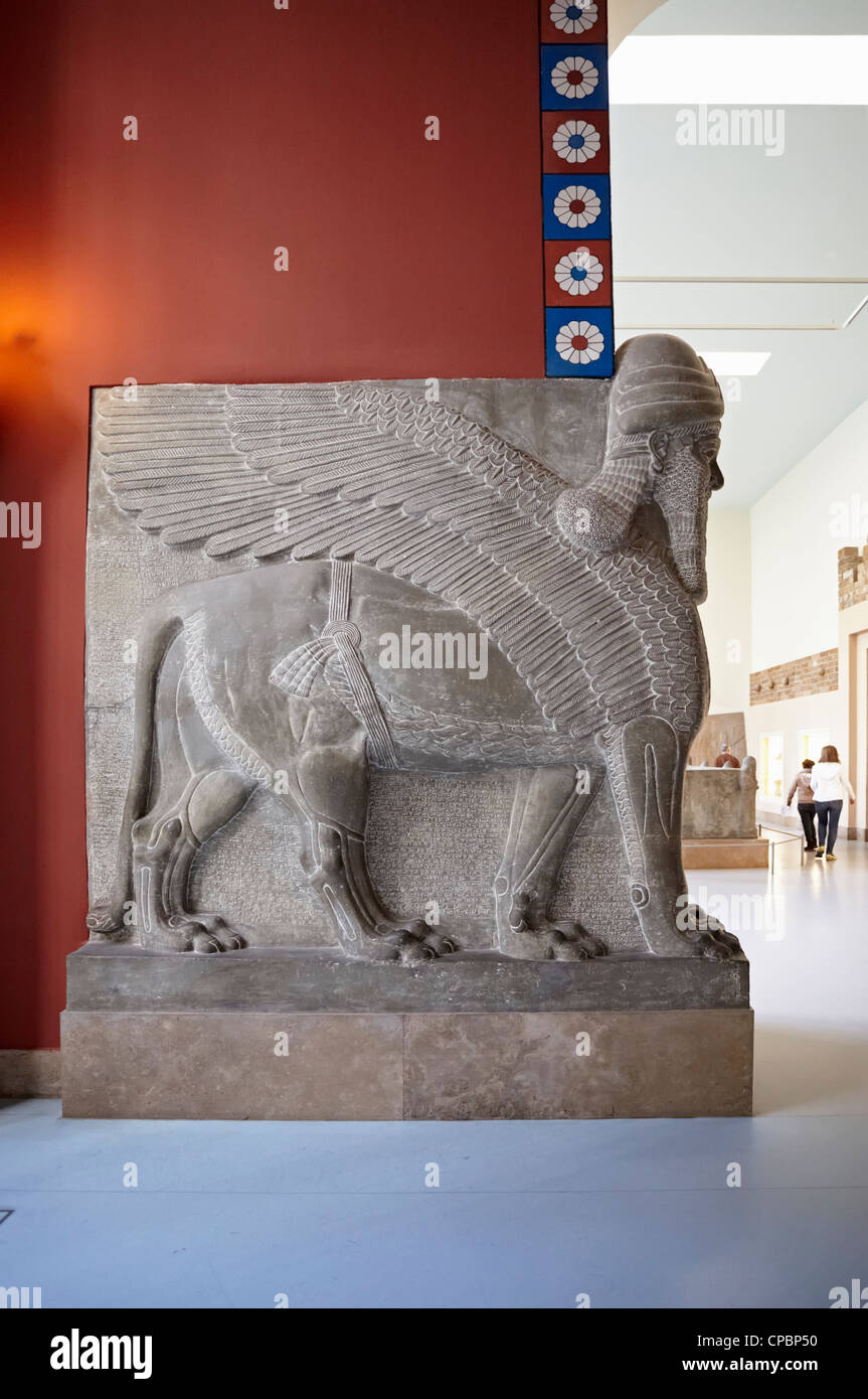 Berlino Pergamon museum il museo island statue Assiro Foto stock - Alamy