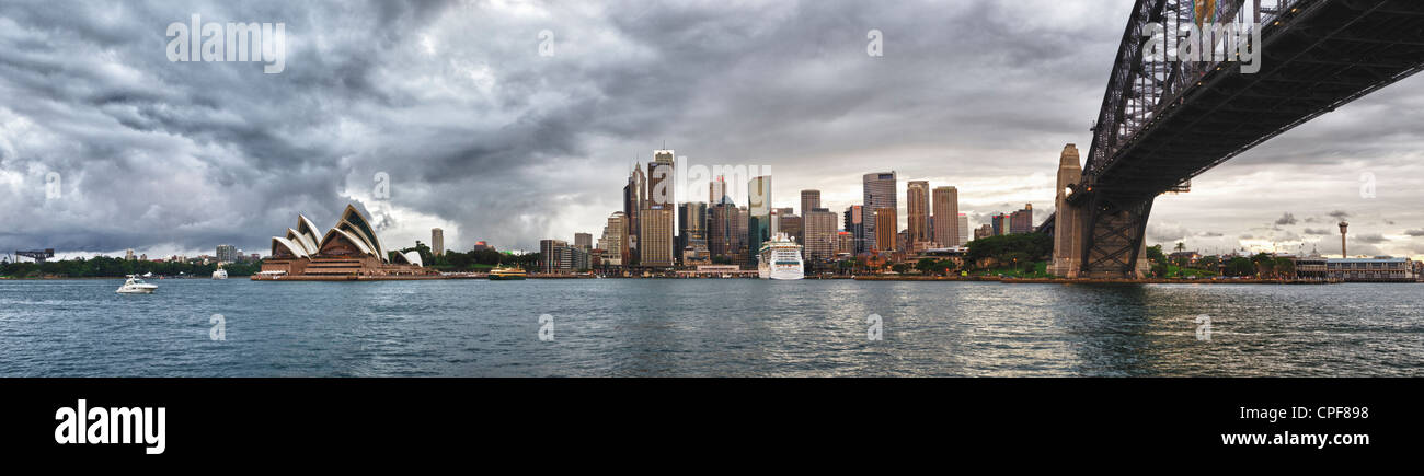 Panoramica del crepuscolo notte esposizione del colore e la grande Luce ...