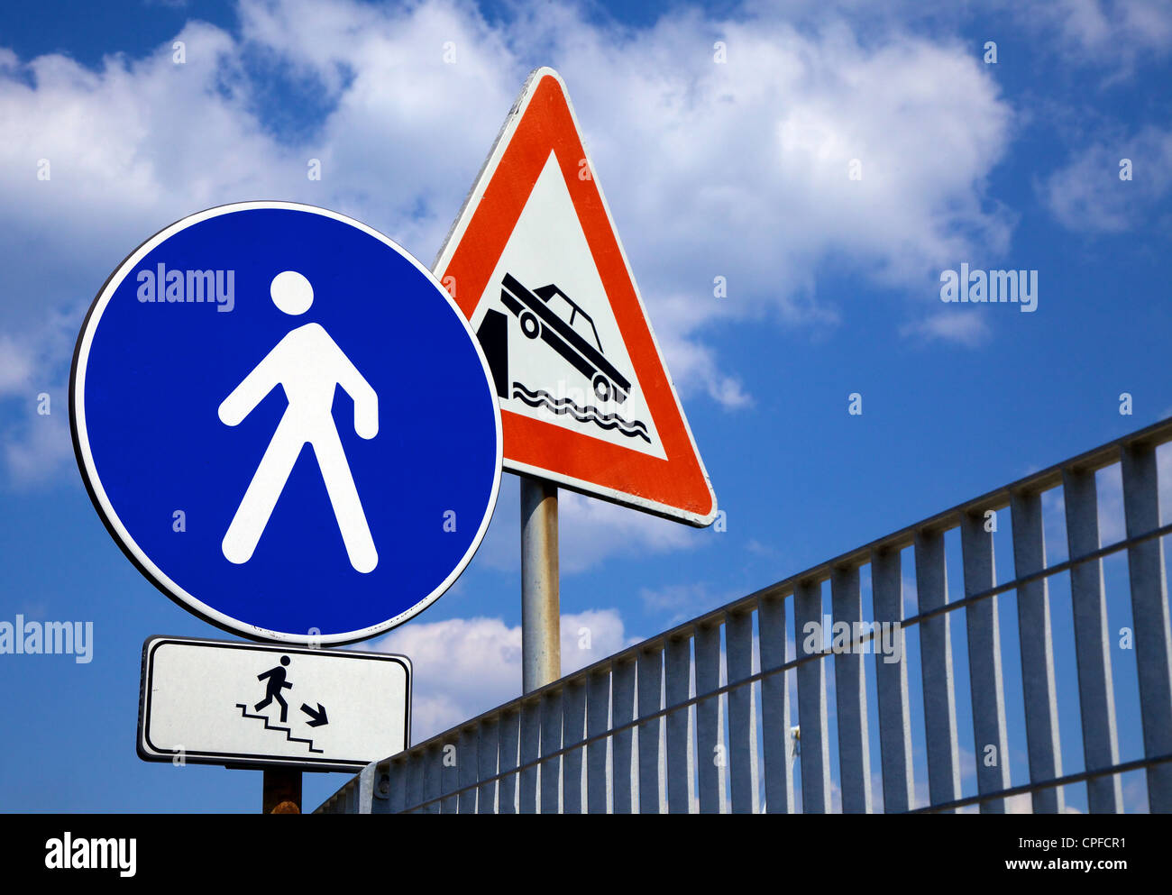 Segni del triangolo immagini e fotografie stock ad alta risoluzione - Alamy