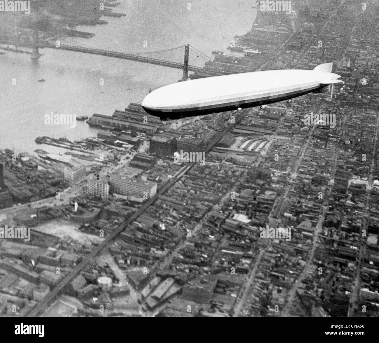 Dirigibile LZ 127 "Graf Zeppelin' floating su New York 1928 Foto stock ...
