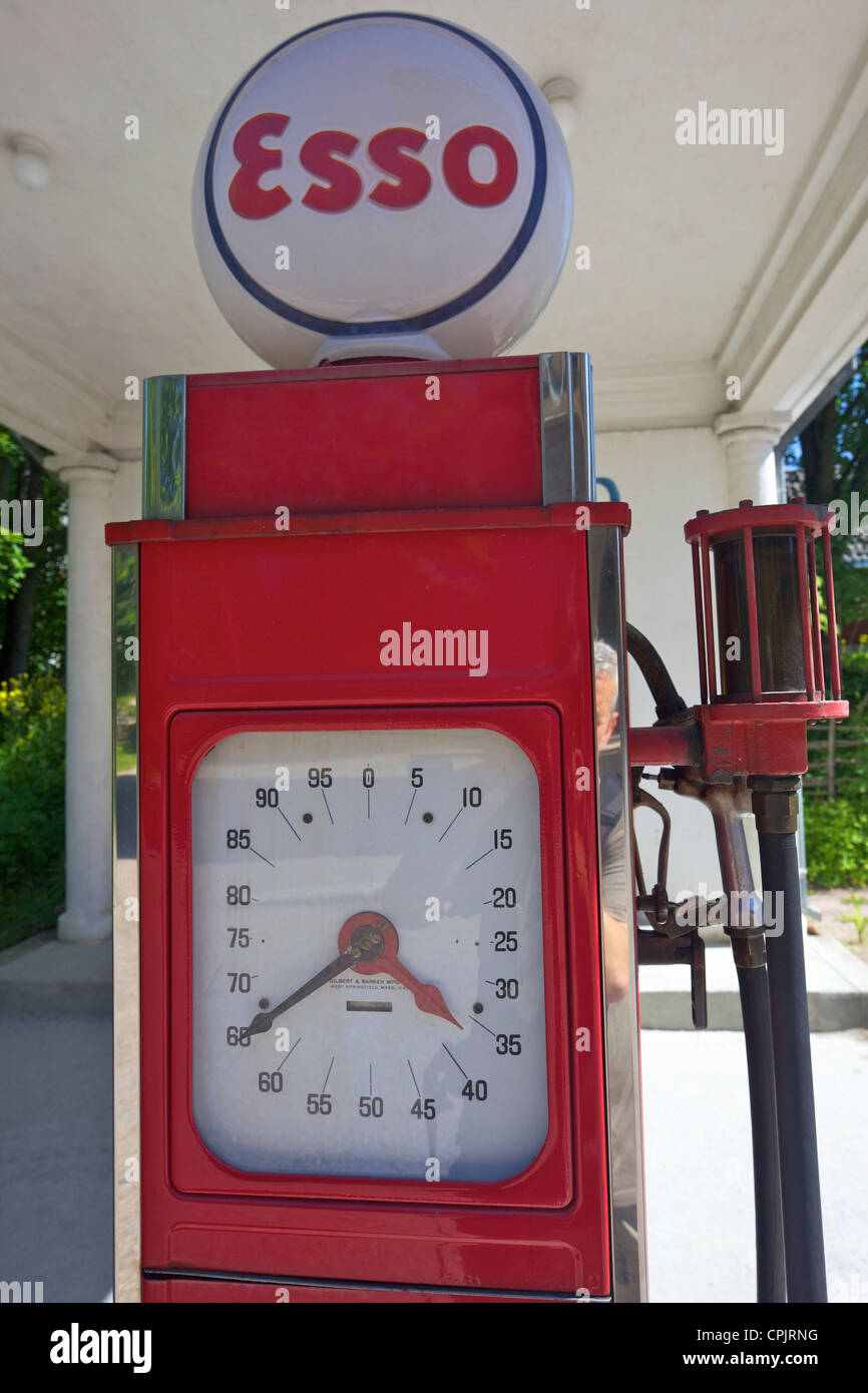 Esso vecchia pompa di benzina, 1920's, Norsk Folkemuseum Folk Museum ...