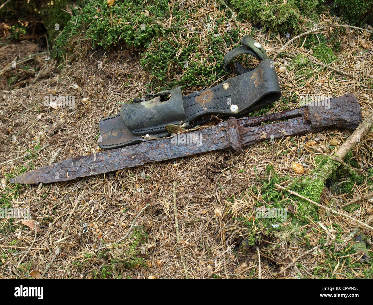 A baionetta vecchia / coltello e la guaina dalla Seconda Guerra ...