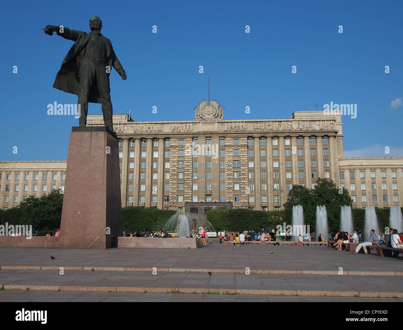 Un monumento di Lenin davanti alla Casa dei Soviet a Piazza Mosca a San ...