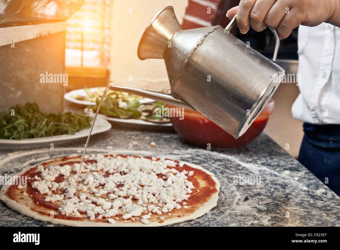 Versa la pizza all'olio immagini e fotografie stock ad alta risoluzione ...