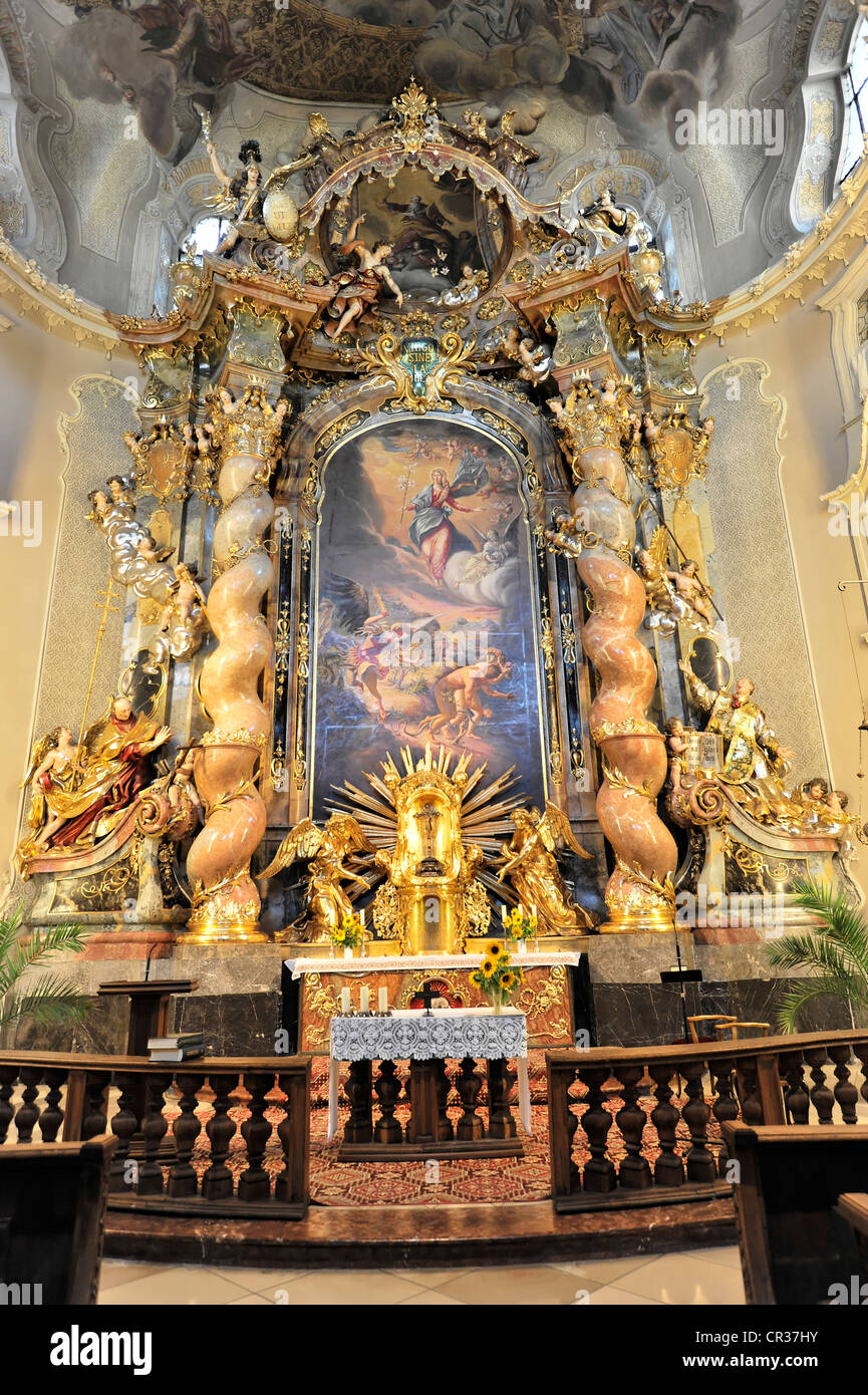 Altare maggiore è incorniciato da due gruppi di sculture su twisted ...