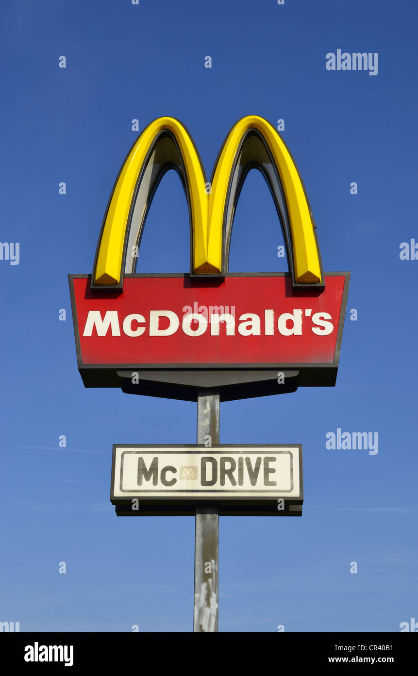 Signo de mcdrive con el logo de mcdonalds immagini e fotografie stock ...