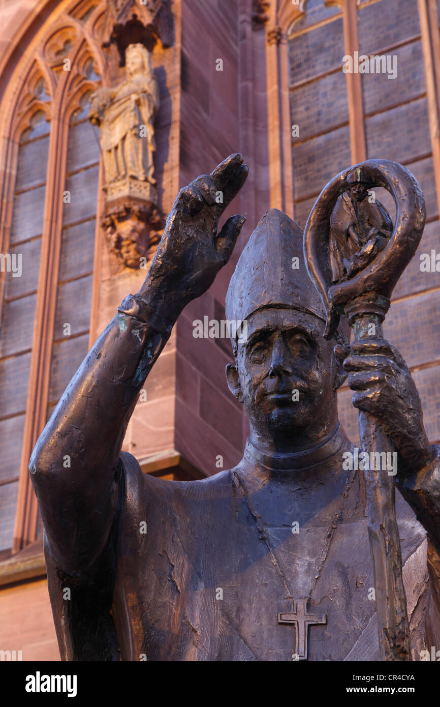 Statua del vescovo Burcardo von Worms, gotico portale meridionale sul ... Statua del vescovo Burcardo von Worms, gotico portale meridionale sul ...