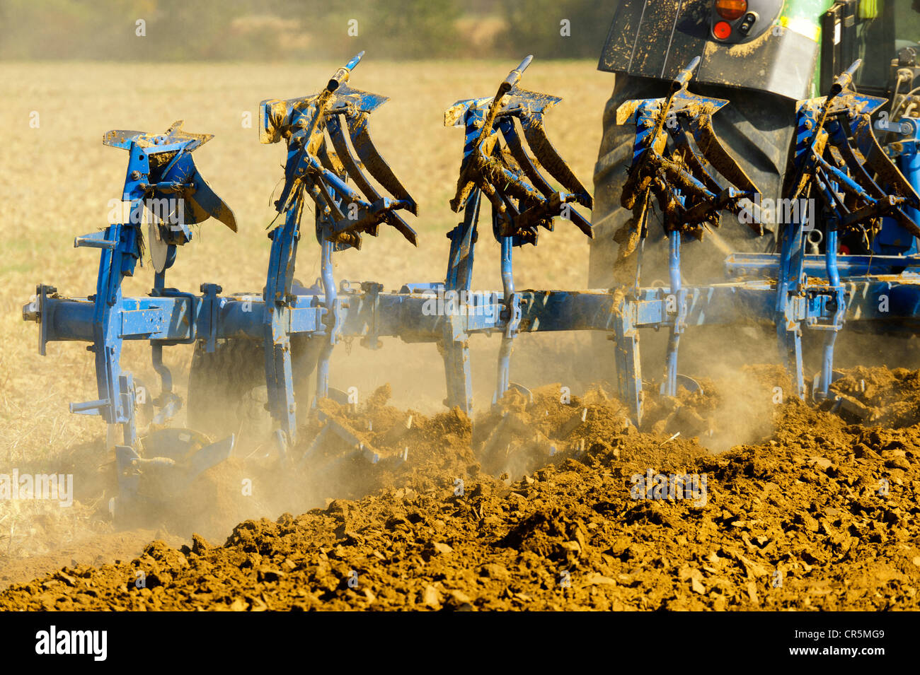 Arare un campo immagini e fotografie stock ad alta risoluzione - Alamy