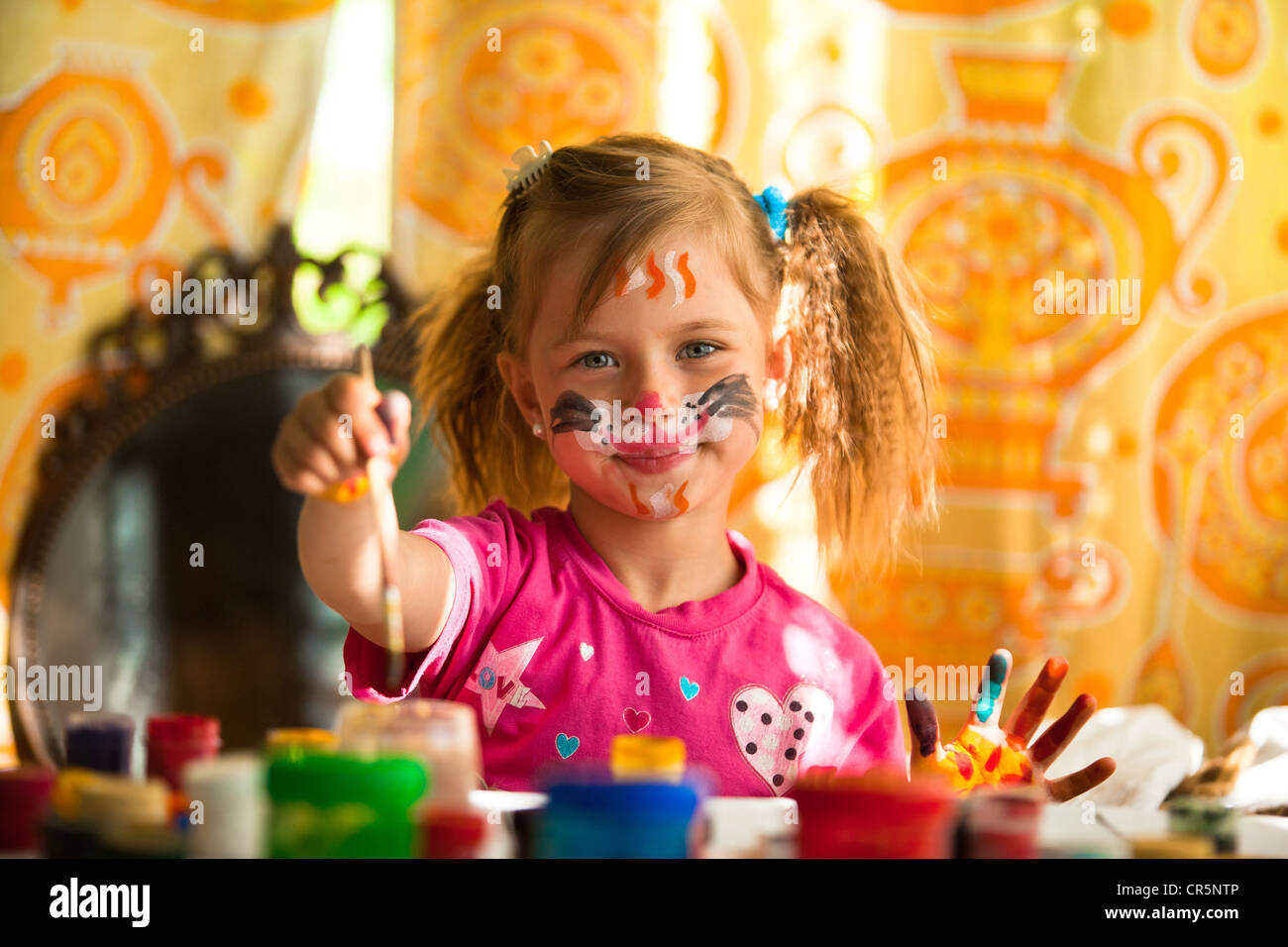 Piccolo bambino, disegno paint con la pittura del viso Foto stock - Alamy