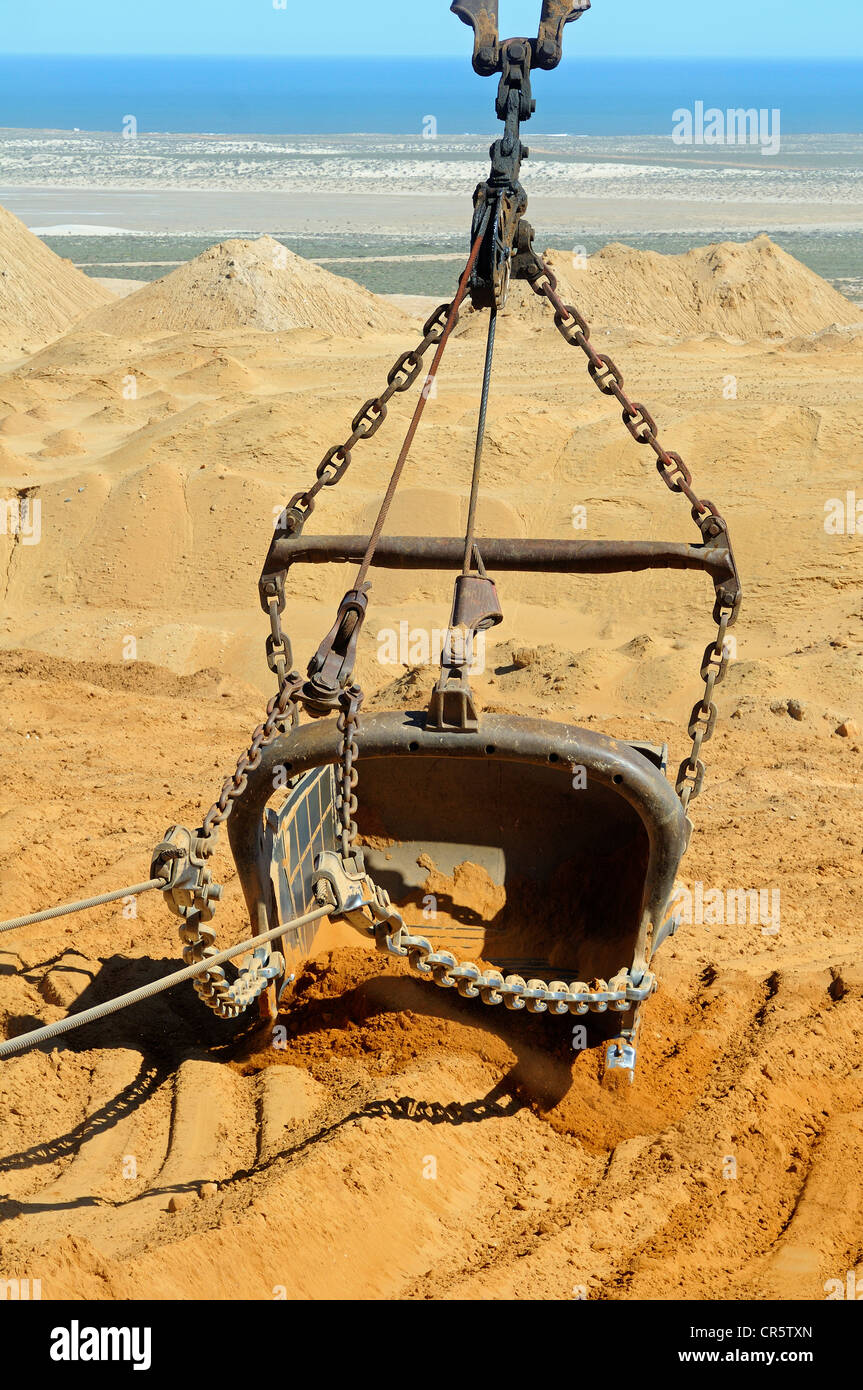 Dragline benna di un escavatore dragline spostando le macerie alla ...