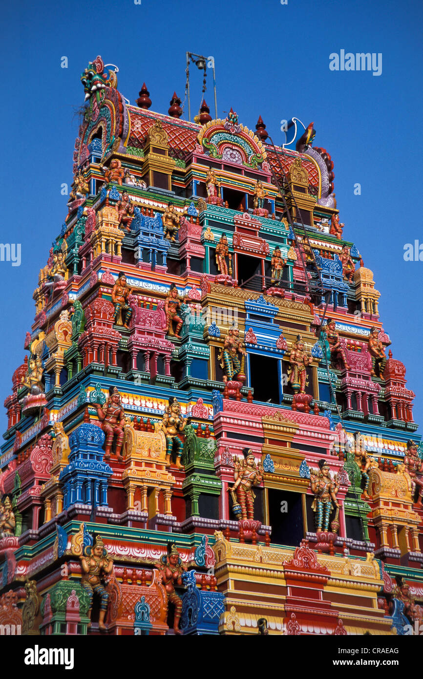 Colorato tempio indù torre o Gopura, vicino Karaikudi, Chettinad, Tamil ...