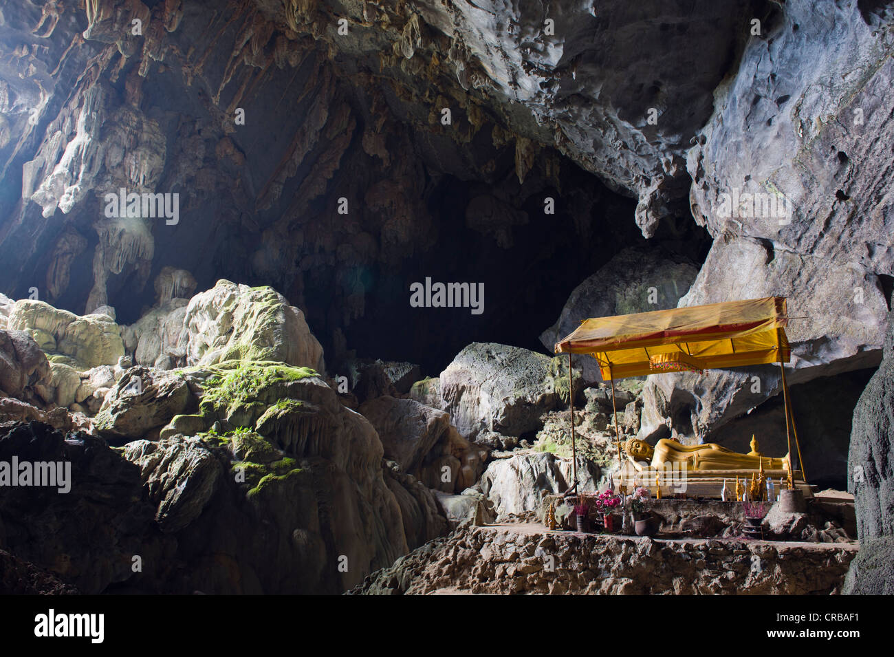 Santuario buddista nel Tham Poukham grotta stalattitica, o grotta di ...