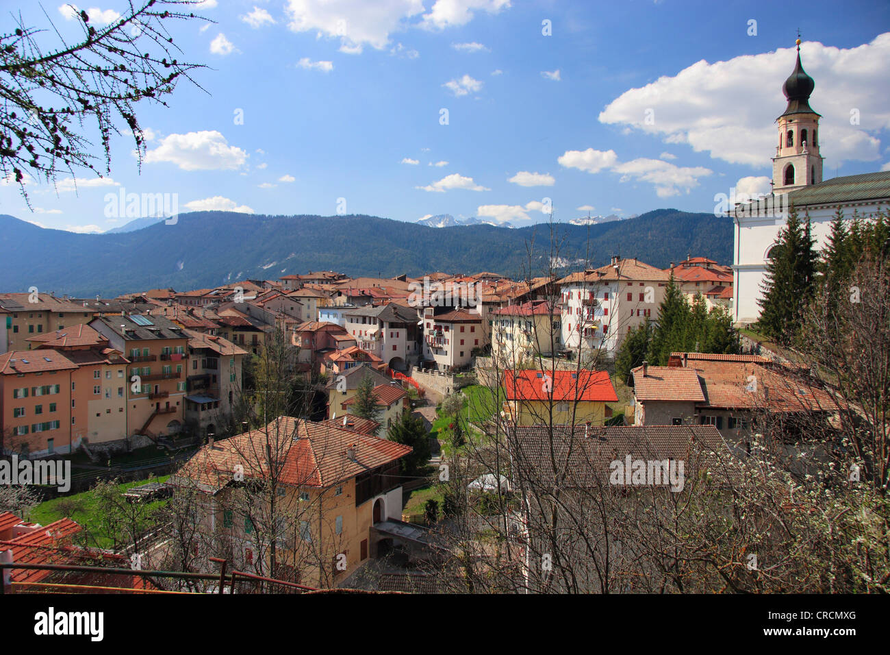 Vista sulla città di fondo, Italia, Trentino Foto stock - Alamy