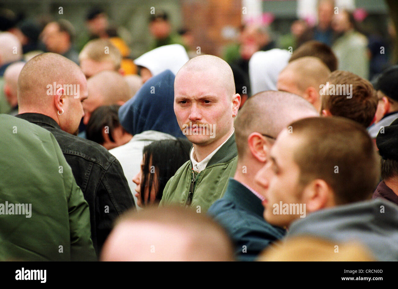 Skinhead maschili immagini e fotografie stock ad alta risoluzione - Alamy
