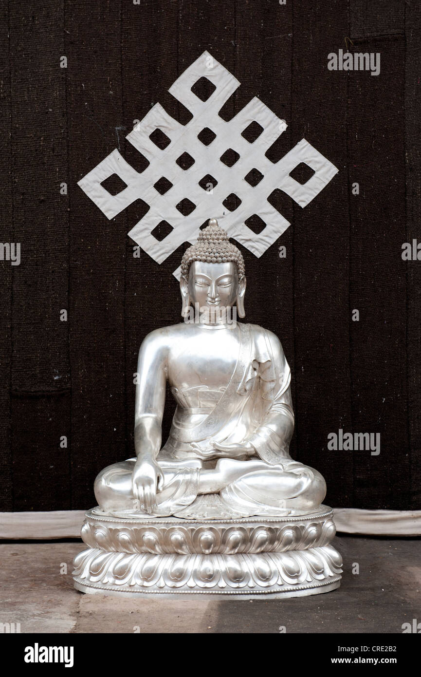 Buddismo tibetano, argento statua del Buddha, simbolo del nodo infinito ...