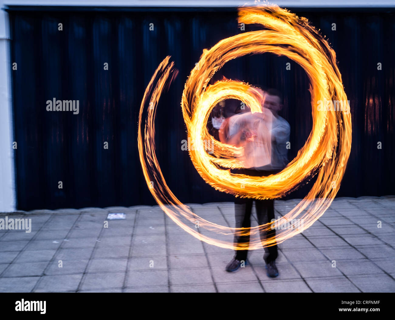 Fire circus immagini e fotografie stock ad alta risoluzione - Alamy