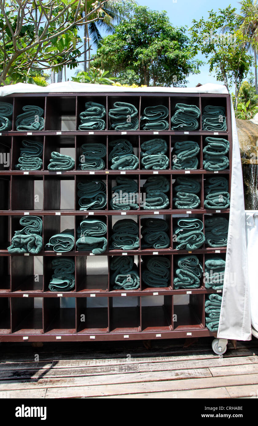 Si tratta di una foto di un arredamento scaffale pieno di asciugamani ...