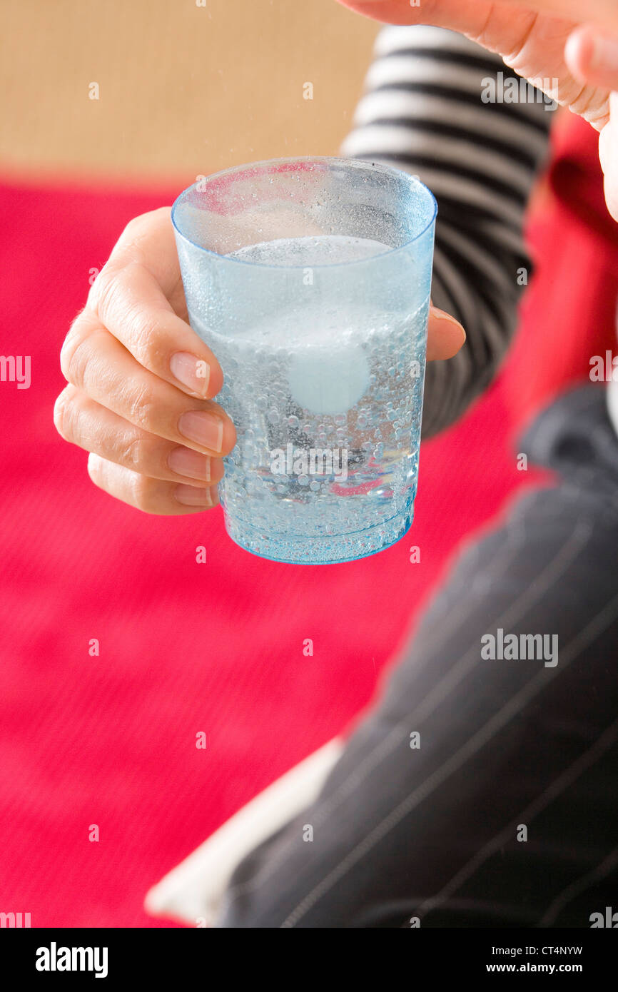 Effervescent tablets immagini e fotografie stock ad alta risoluzione ...