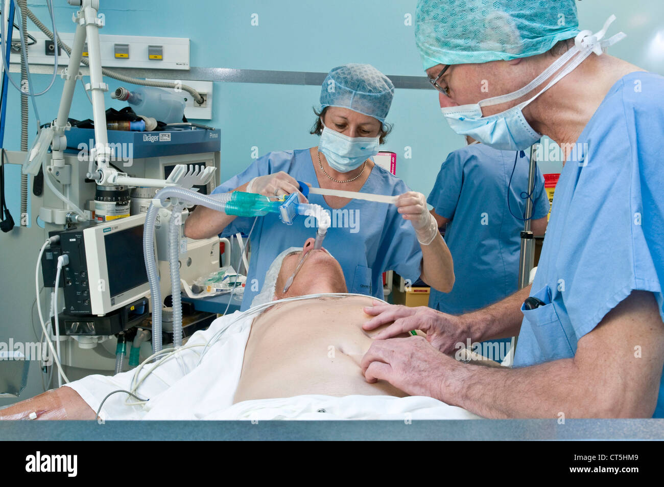 Anestesista in sala di preparazione ospedaliera immagini e fotografie ...