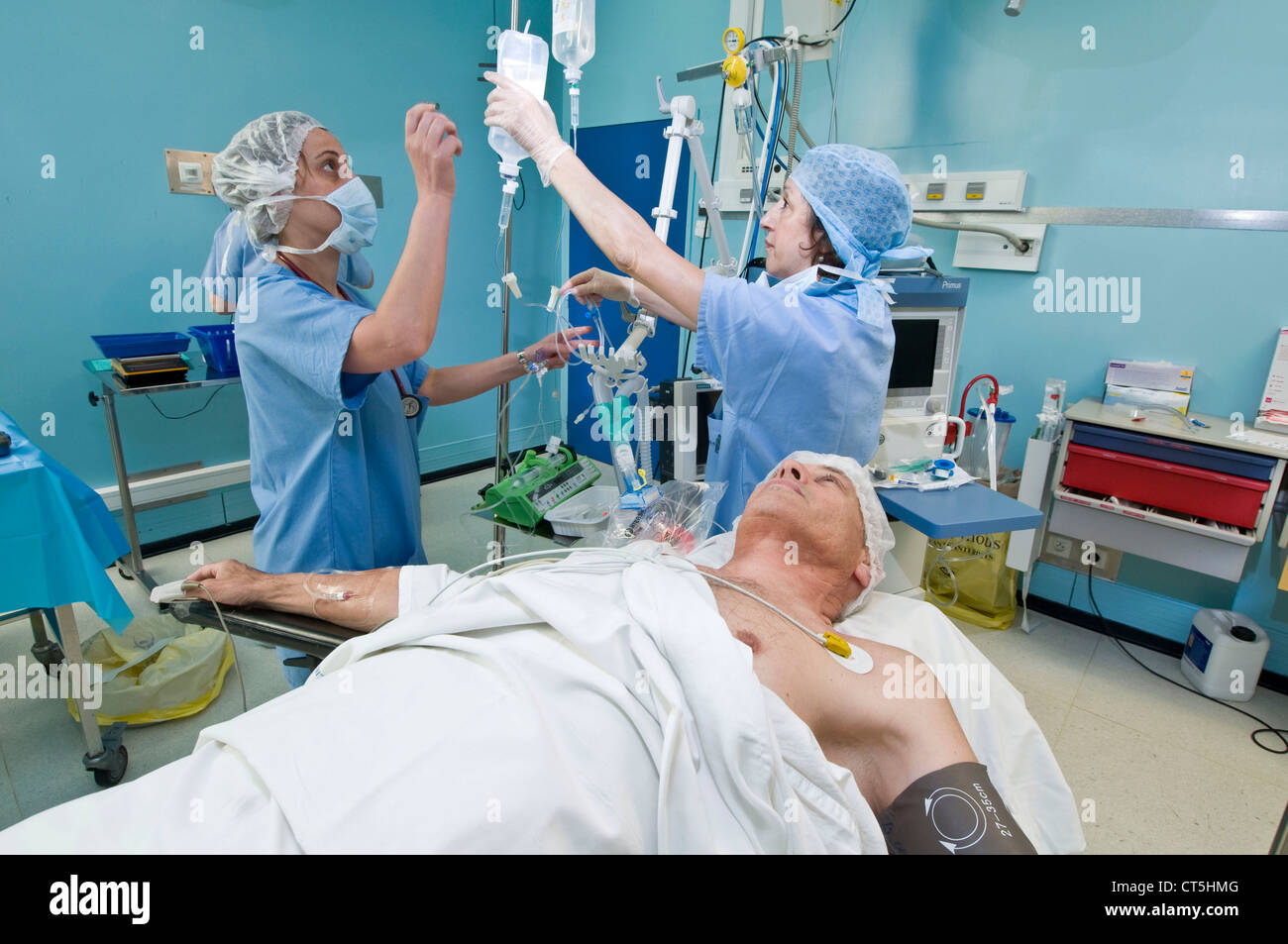 Anestesista in sala di preparazione ospedaliera immagini e fotografie ...