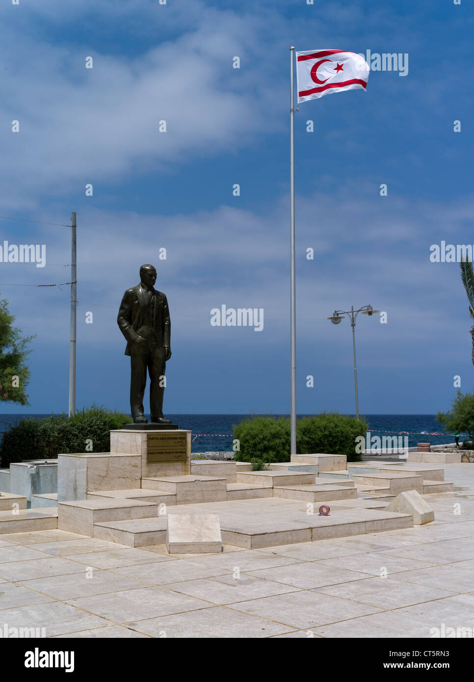 dh KYRENIA CIPRO DEL NORD Mustafa Kemal Atatürk Ataturk statua bandiera ...