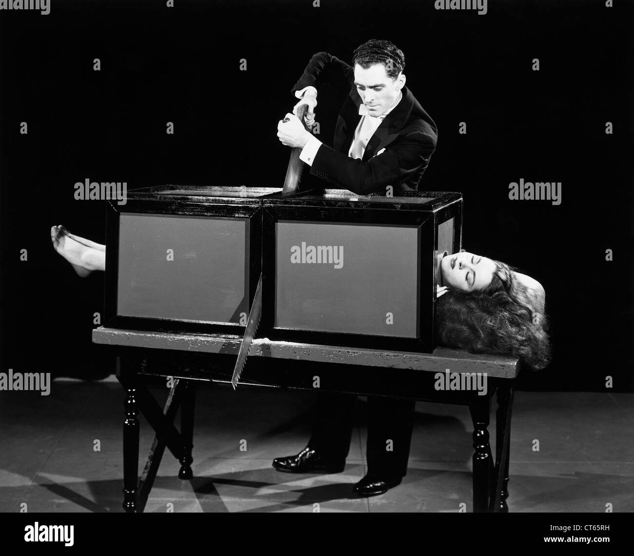 Mago segare donna immagini e fotografie stock ad alta risoluzione - Alamy