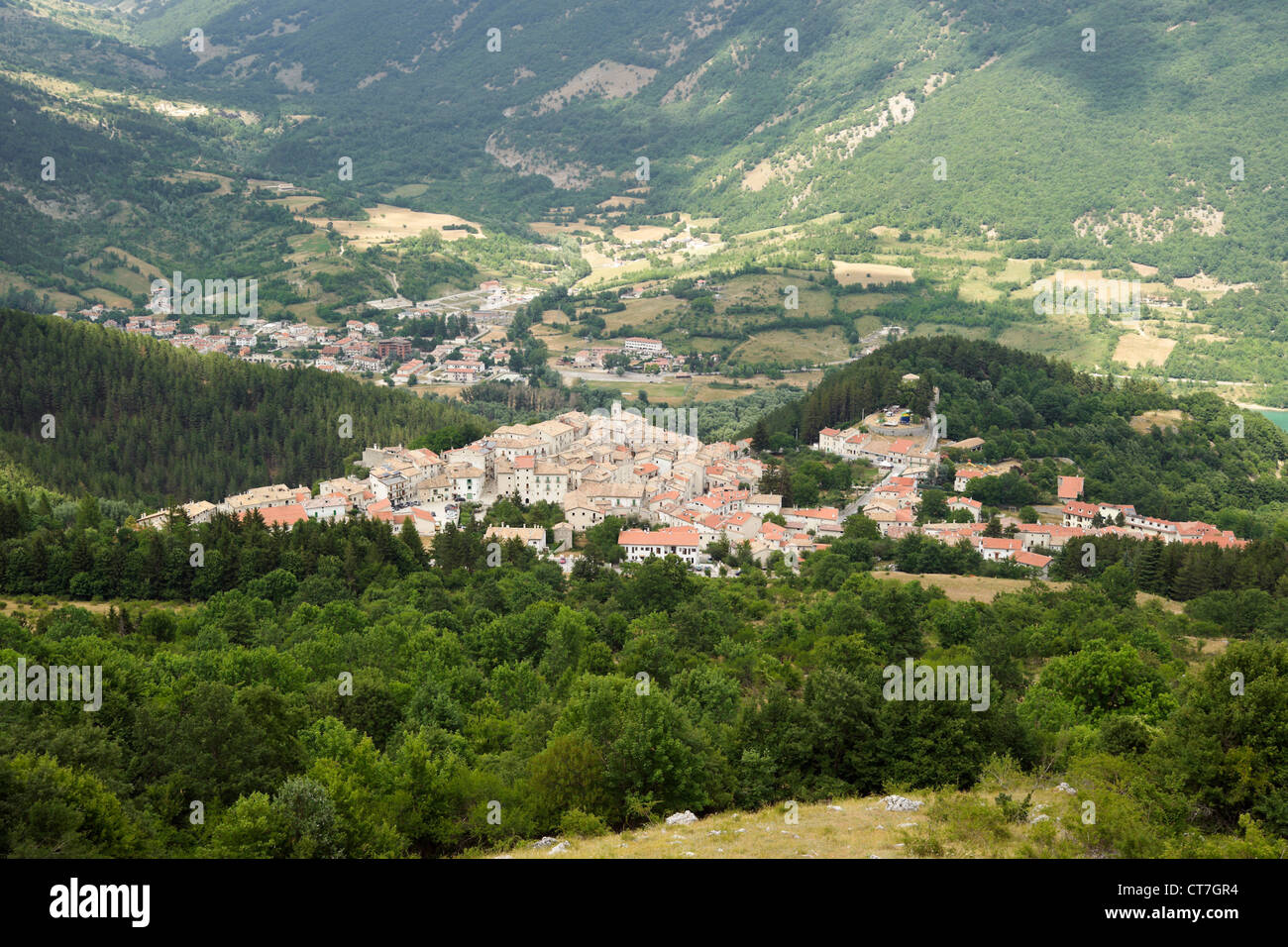 Vista del paese di Civitella Alfedena e Villetta Barrea villaggi di ...