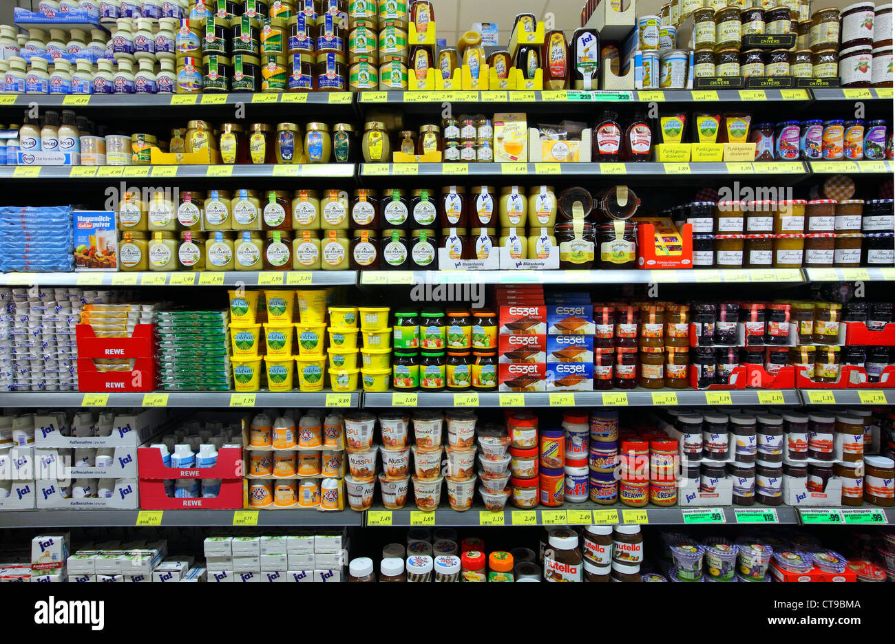 Self - service supermercato, scaffale rack con prodotti diversi ...