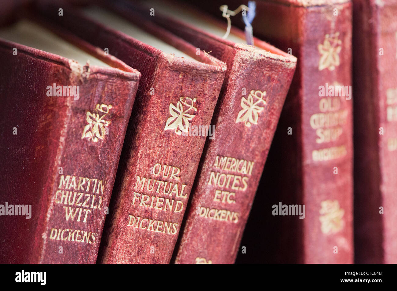 Libro rilegato in rosso immagini e fotografie stock ad alta risoluzione ...