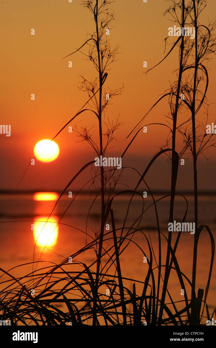 Lago e tramonto immagini e fotografie stock ad alta risoluzione - Alamy