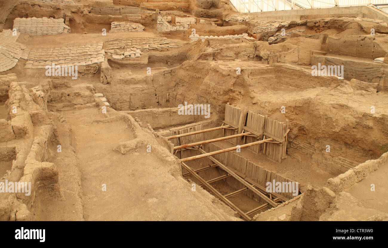 Catalhoyuk neolitico antico sito sotto lo scavo sul Konya pianura ...
