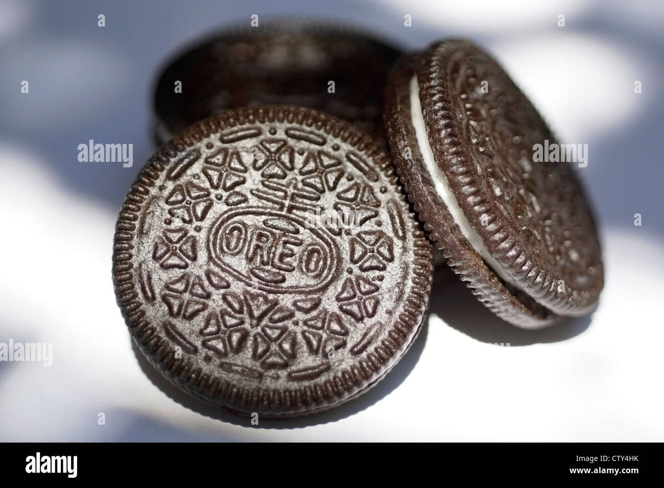 Oreo sandwich cookie immagini e fotografie stock ad alta risoluzione ...